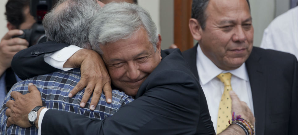 Abrazo, pero sin beso... AMLO nos explica | Aristegui Noticias