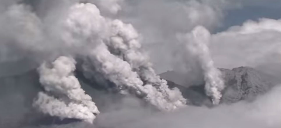 Video: Impresionante erupción del volcán Ontake, en Japón | Aristegui ...