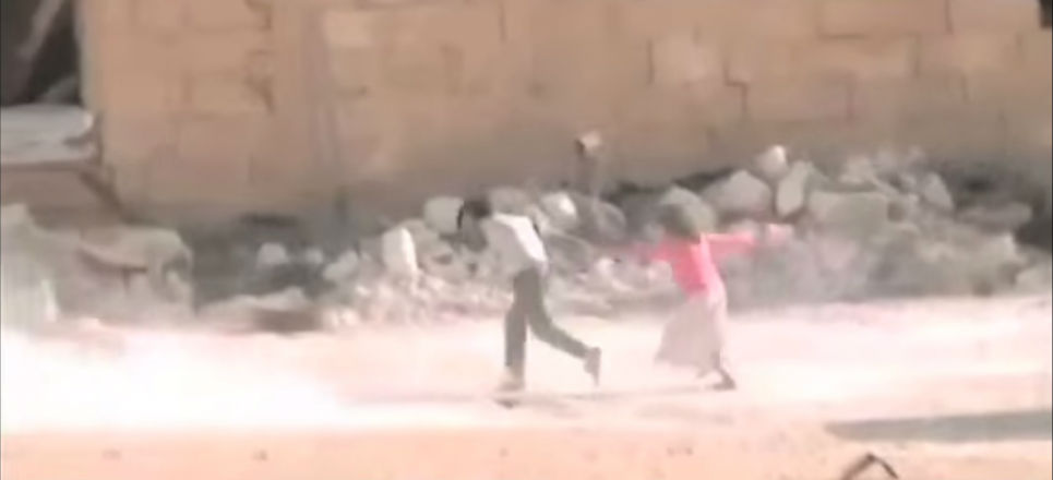 Video: En medio de tiroteo en Siria, niño rescata a otra menor ... Video: En medio de tiroteo en Siria, niño rescata a otra menor ...