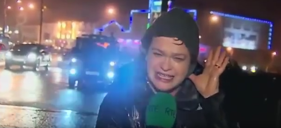 Reportera bajo la lluvia sorprende en redes (Video) | Aristegui Noticias