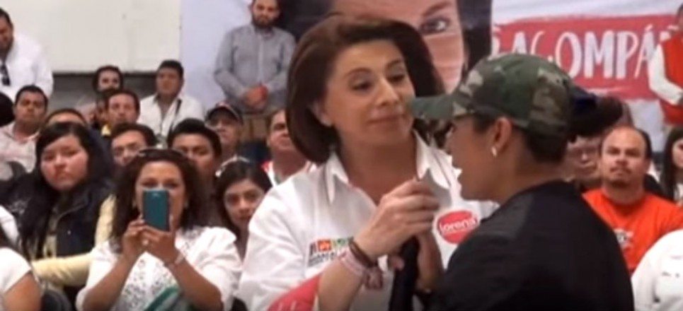 Candidata quita micrófono a simpatizante que se rebela durante mitin ...