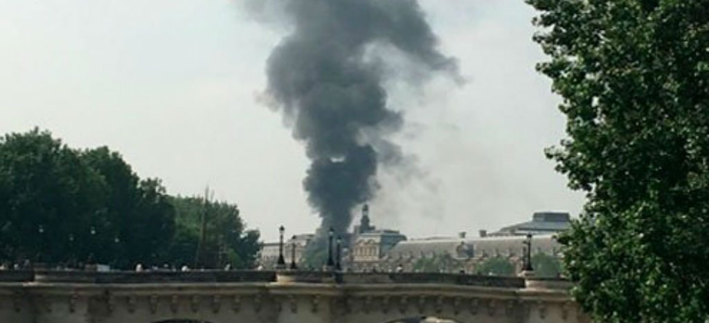 Extinguen incendio en fachada de Museo del Louvre, en Francia ...
