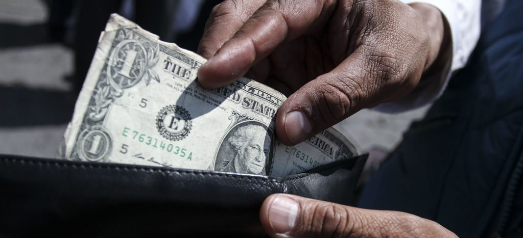 Un dólar sigue por debajo de los 18 pesos | Aristegui Noticias