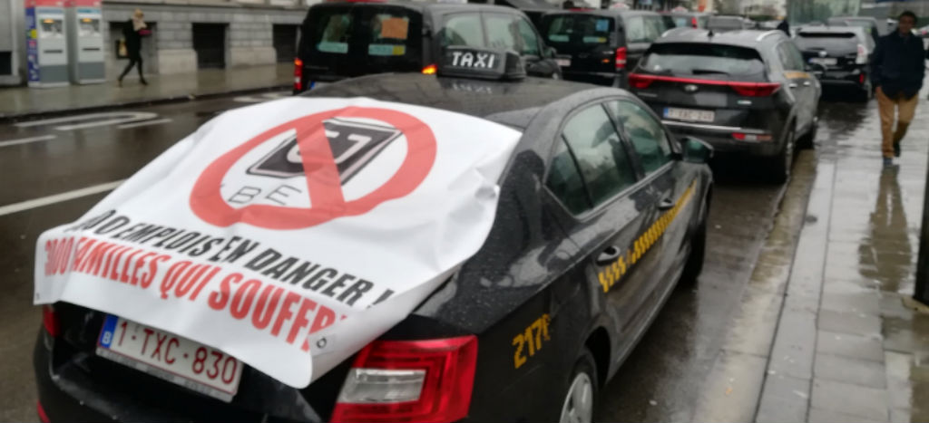 Taxistas paralizan Bruselas en protesta contra Uber | Aristegui Noticias