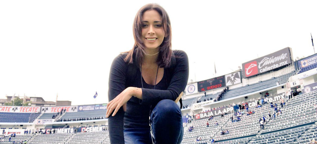 Aficionado de Las Chivas acosa a reportera de Fox Sports durante transmisión en vivo (Video ...