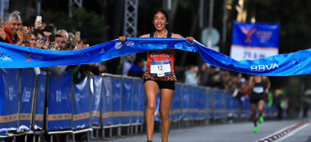 Gana Mayra Sánchez el Medio Maratón de la CDMX | Video | Aristegui Noticias