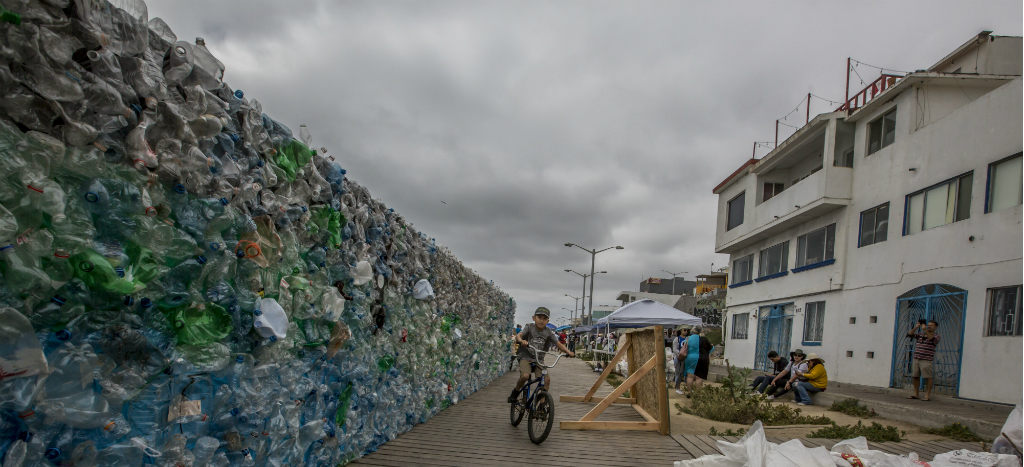 Construyen muro de basura en Tijuana | Galería | Aristegui Noticias