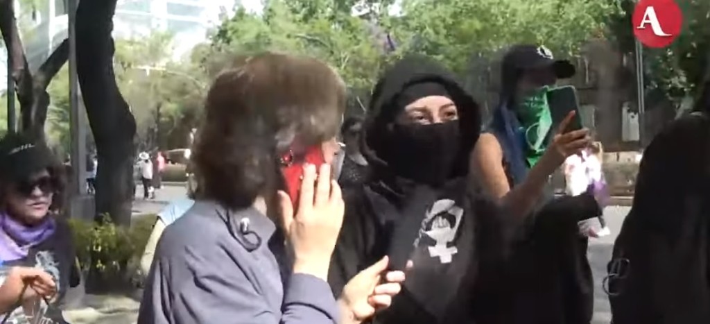 "Queremos quitar a AMLO del poder", dice mujer embozada en marcha 8M ...