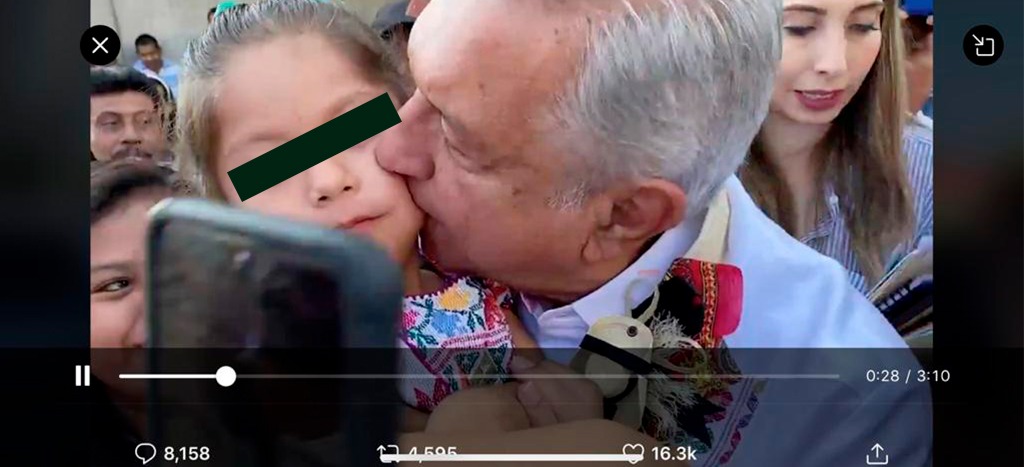 En tiempos de coronavirus, AMLO besa y abraza a la gente en su gira por ...
