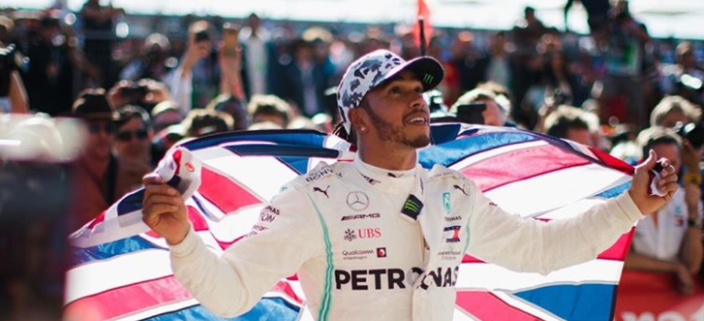 Lewis Hamilton le entra al futbol americano... desde el palco de dueños ...
