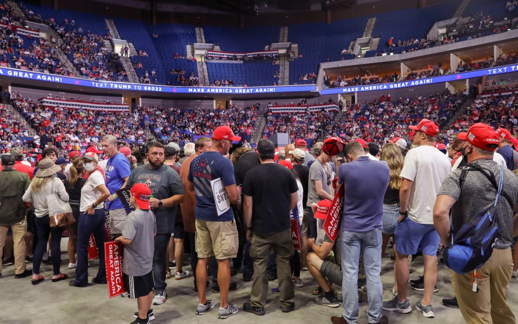 Pese a protestas antirracismo y Covid-19, Trump celebra rally en Tulsa ...