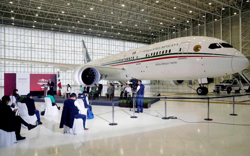 Aristegui en Vivo: Reitera AMLO crítica a lujos de avión presidencial ...