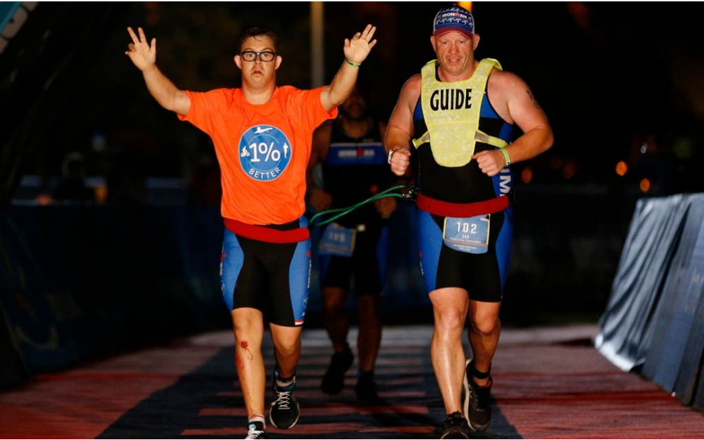 Chris Nikic, primer triatleta con Síndrome de Down en completar un ...
