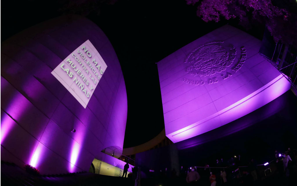 Iluminan Senado de color naranja | Fotos | Aristegui Noticias