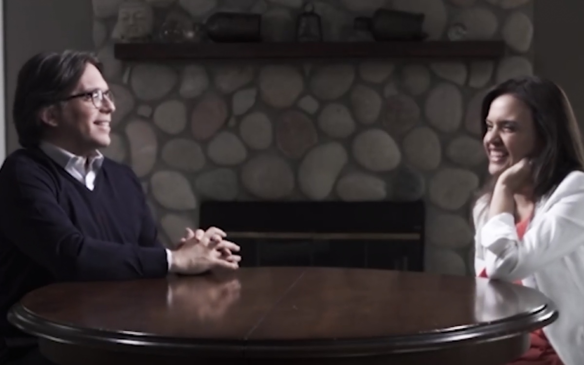 Exhiben reunión de Clara Luz Flores con Keith Raniere, líder de NXIVM ...