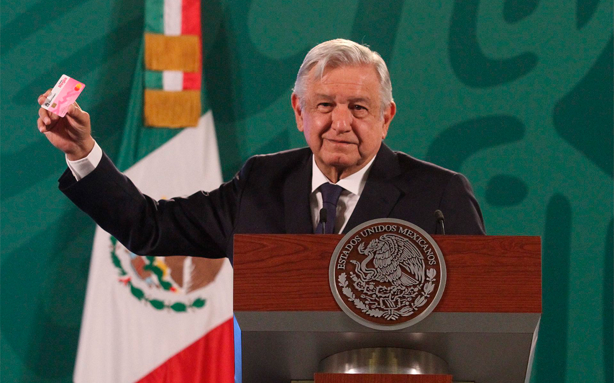 Exhibe AMLO tarjeta rosa que entrega Adrián de la Garza, candidato ...