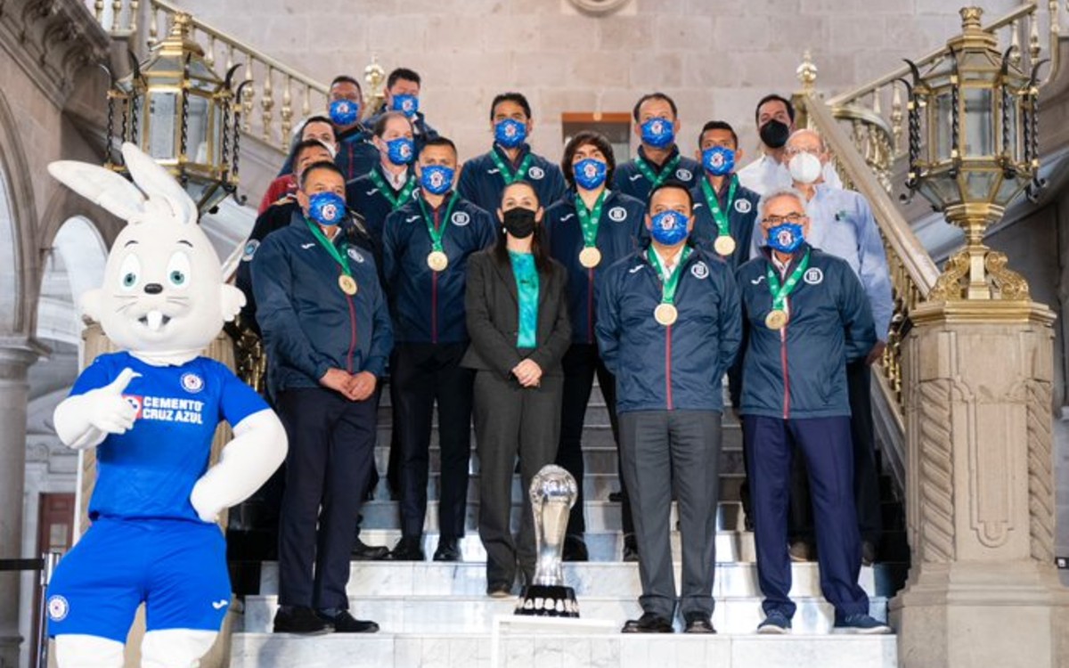 Recibe Claudia Sheinbaum al campeón Cruz Azul | Video | Aristegui Noticias