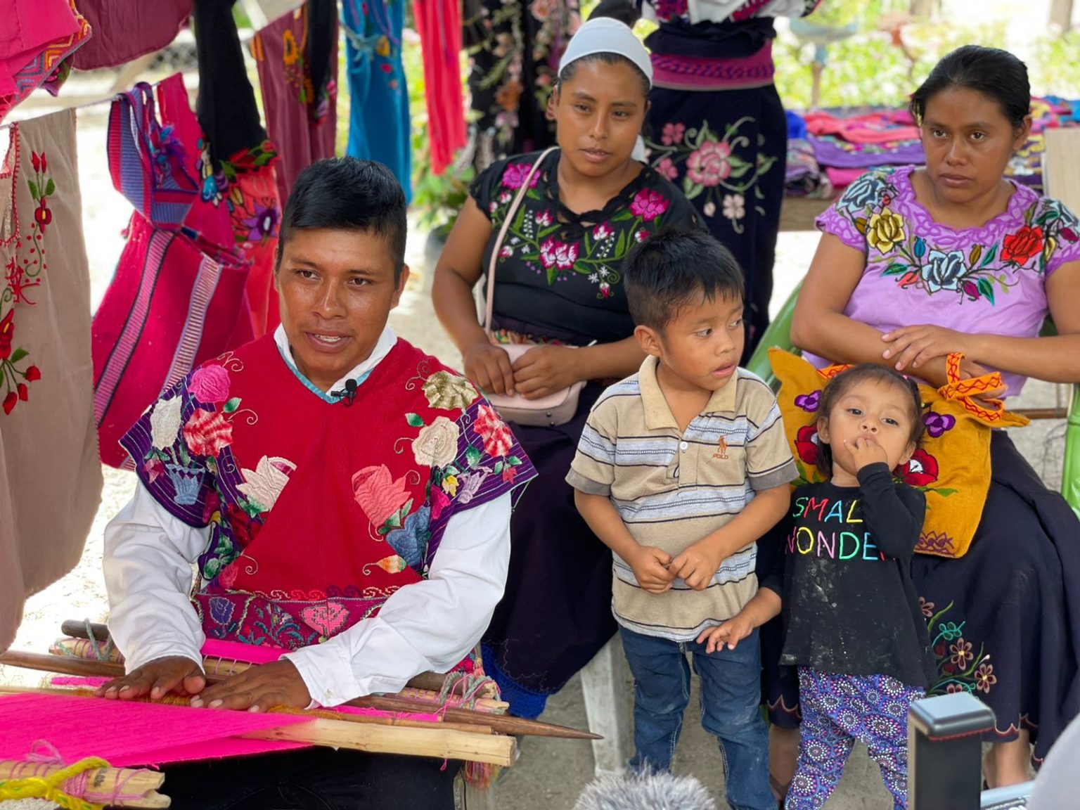 Alan y Mariano, tejedores indígenas que rompieron estereotipos de ...