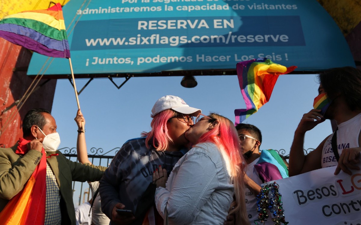 Realizan besotón en Six Flags contra la homofobia; Copred abre ...