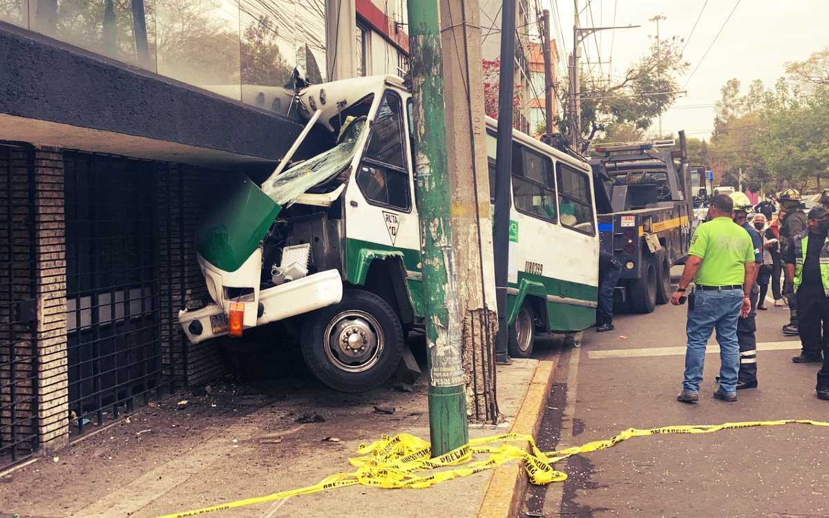 Microbús pierde el control y se estrella en la colonia Vallejo, CDMX ...