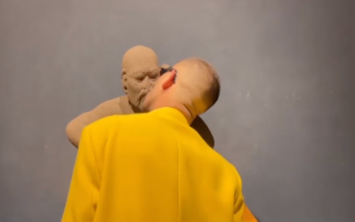 Artista lame y besa piezas prehispánicas del Museo de Antropología ...