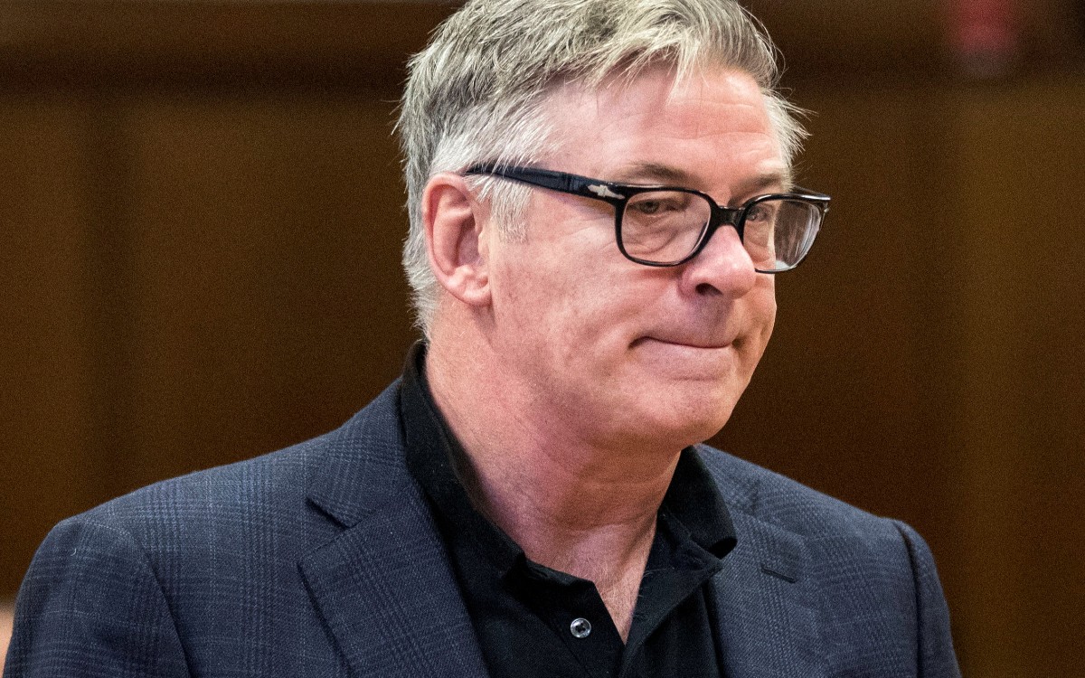 Revelan video de Alec Baldwin apuntando un revolver en filmación de ...