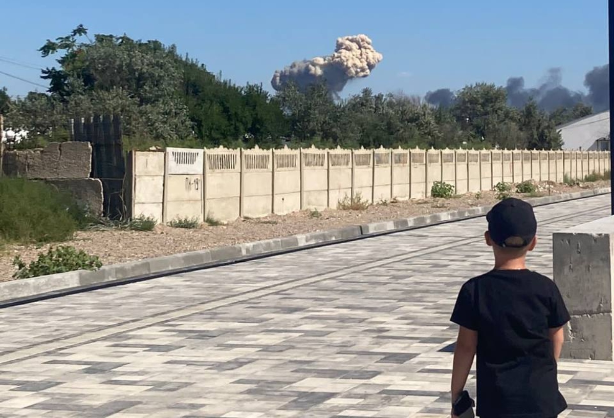 Reportan fuertes explosiones cerca de una base aérea militar rusa en ...