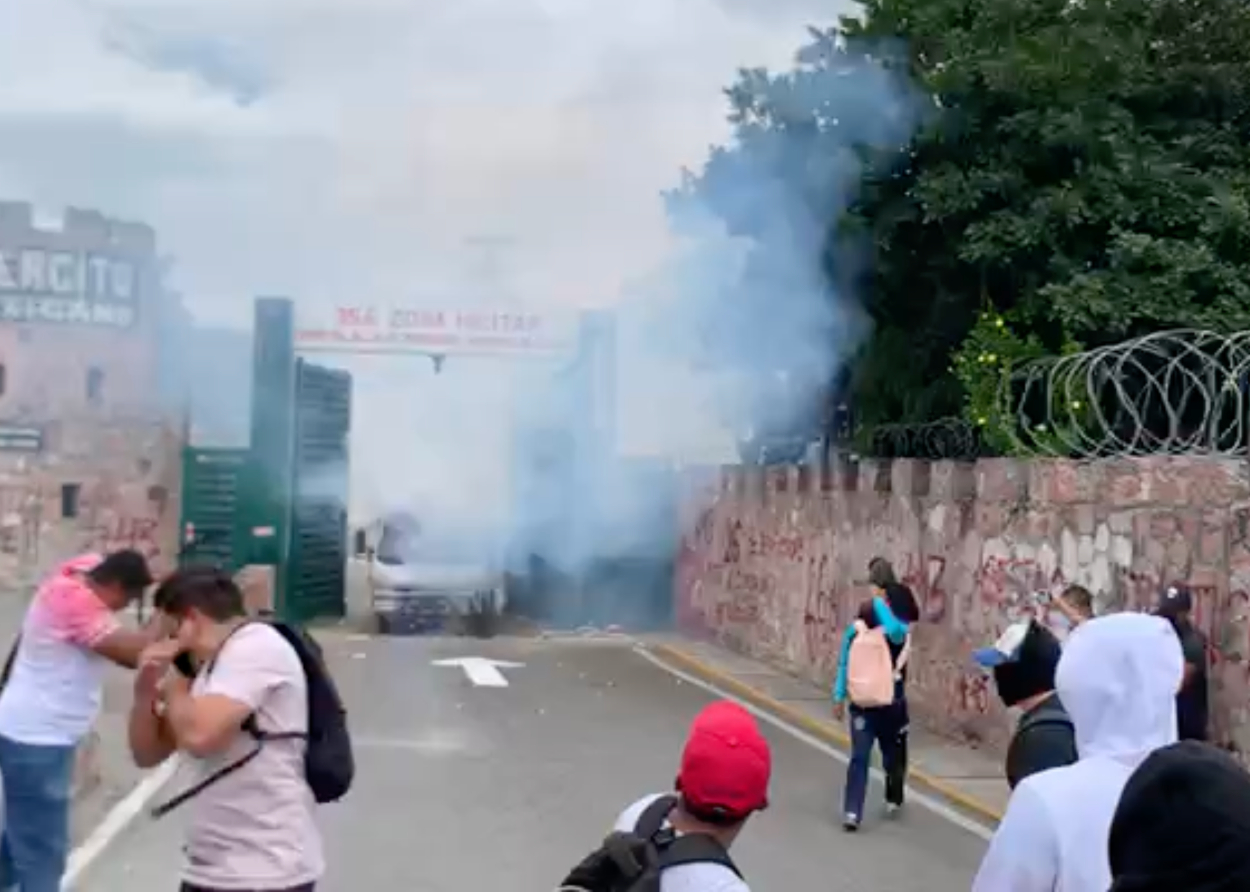 Normalistas Usan Camión Como Ariete Para Abrir Portón De Zona Militar