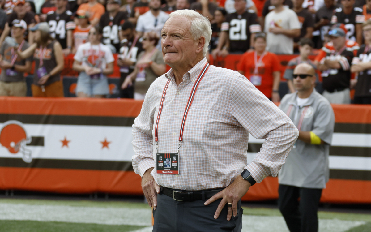 NFL: Arrestan a aficionado por lanzar botella a Jimmy Haslam, dueño de ...