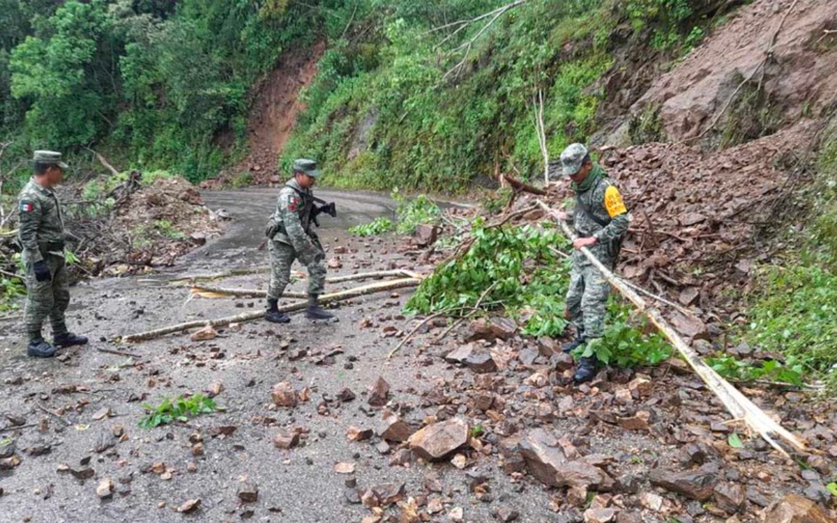 Tormenta tropical 'Lester' deja incomunicada carretera a Pluma Hidalgo, Oaxaca | Aristegui Noticias