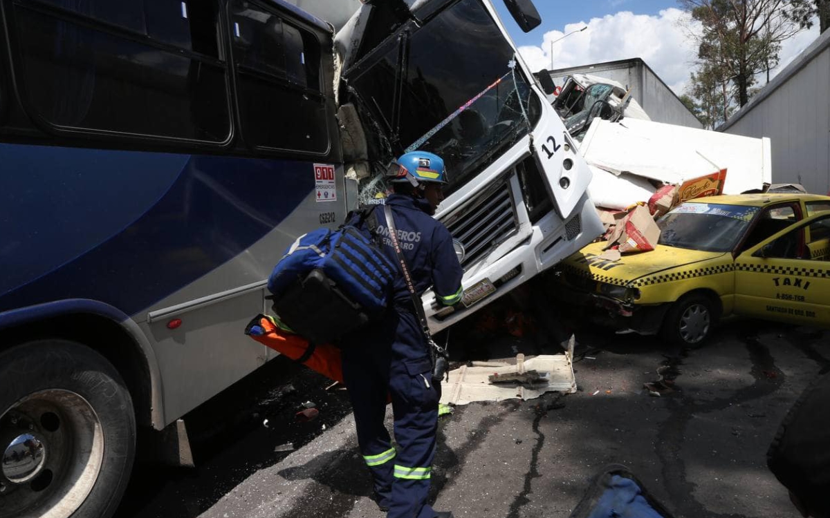 Tráiler Sin Frenos Provoca Fuerte Carambola De 23 Autos En La México