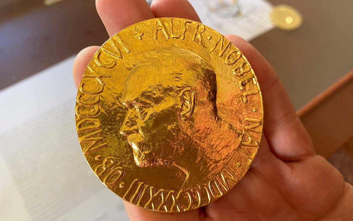 Aspect, Clauser y Zeilinger reciben Premio Nobel de Física 2022 | Aristegui Noticias