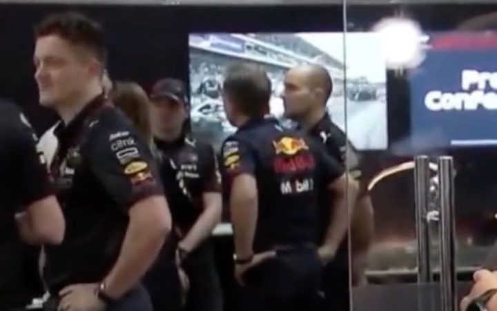 Graban regaño a Verstappen por no dejar pasar a ‘Checo’ Pérez | Video | Aristegui Noticias