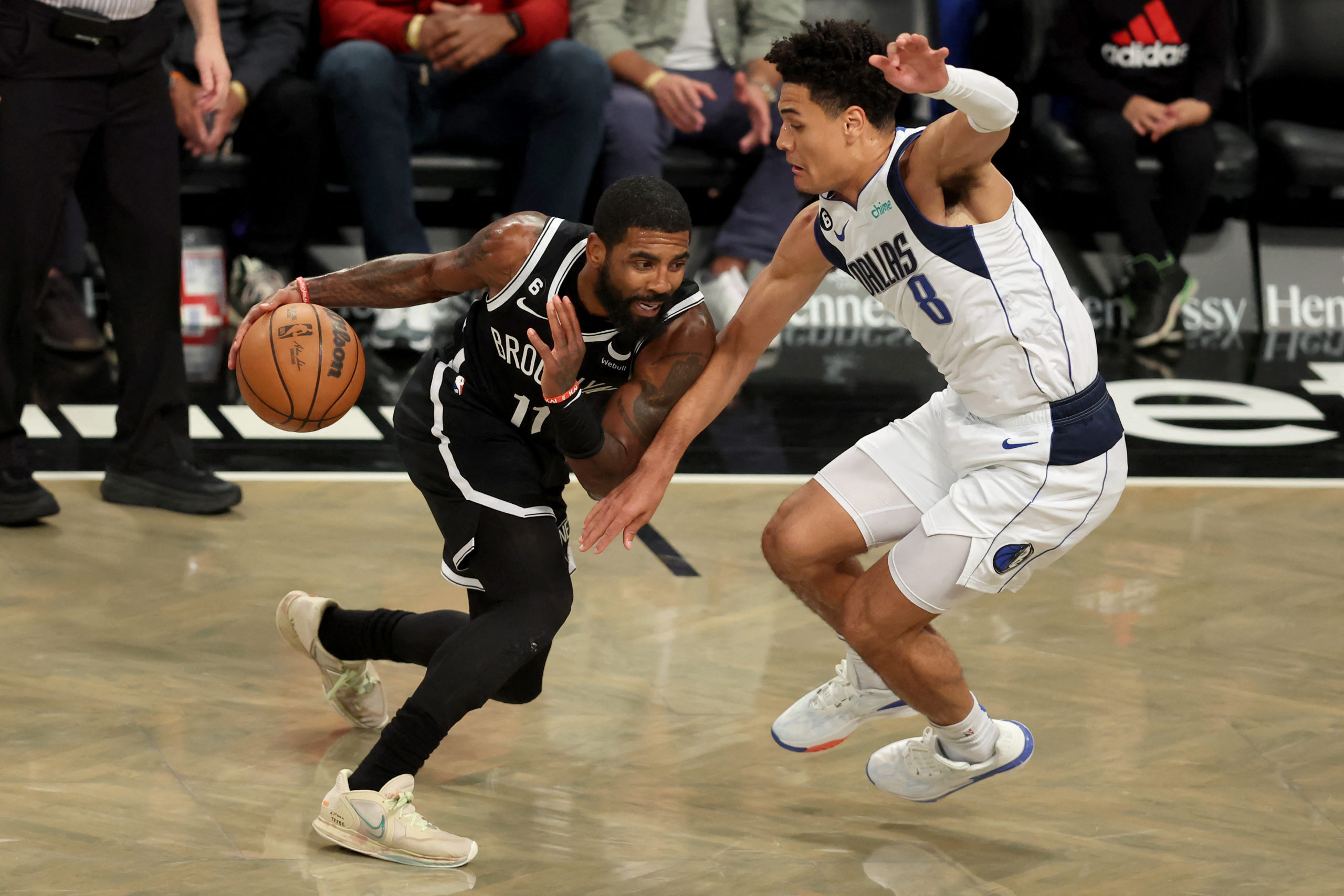 NBA: Suspenden indefinidamente a Kyrie Irving por compartir película ...