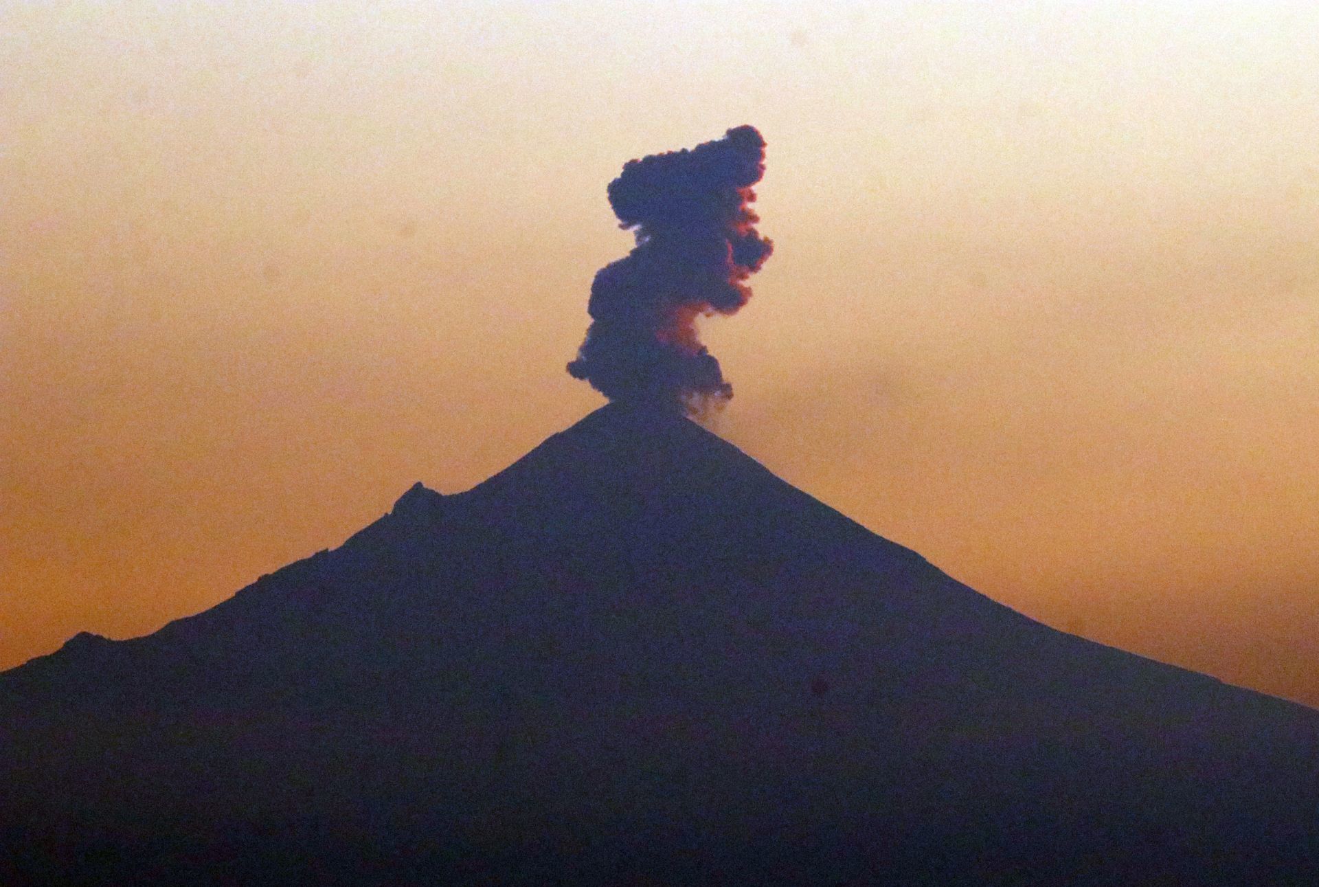 El volcán Popocatépetl presenta una explosión | Video - Lado.mx