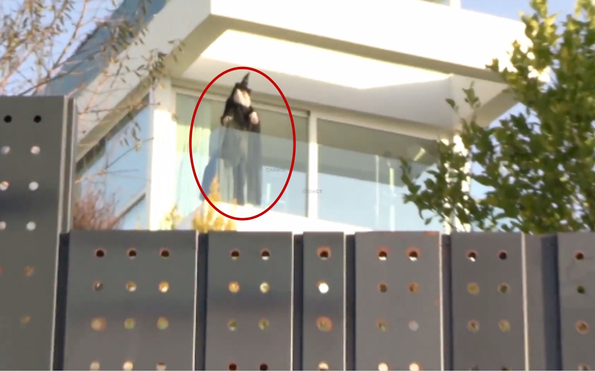 Aparece bruja, al ritmo de Shakira y Bizarrap, en casa que vivía con Piqué | Video | Aristegui ...