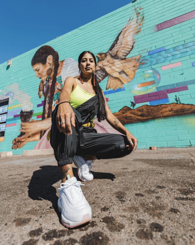 'La Morena', pintora chicana y aborigen, crea el boleto del Super Bowl ...