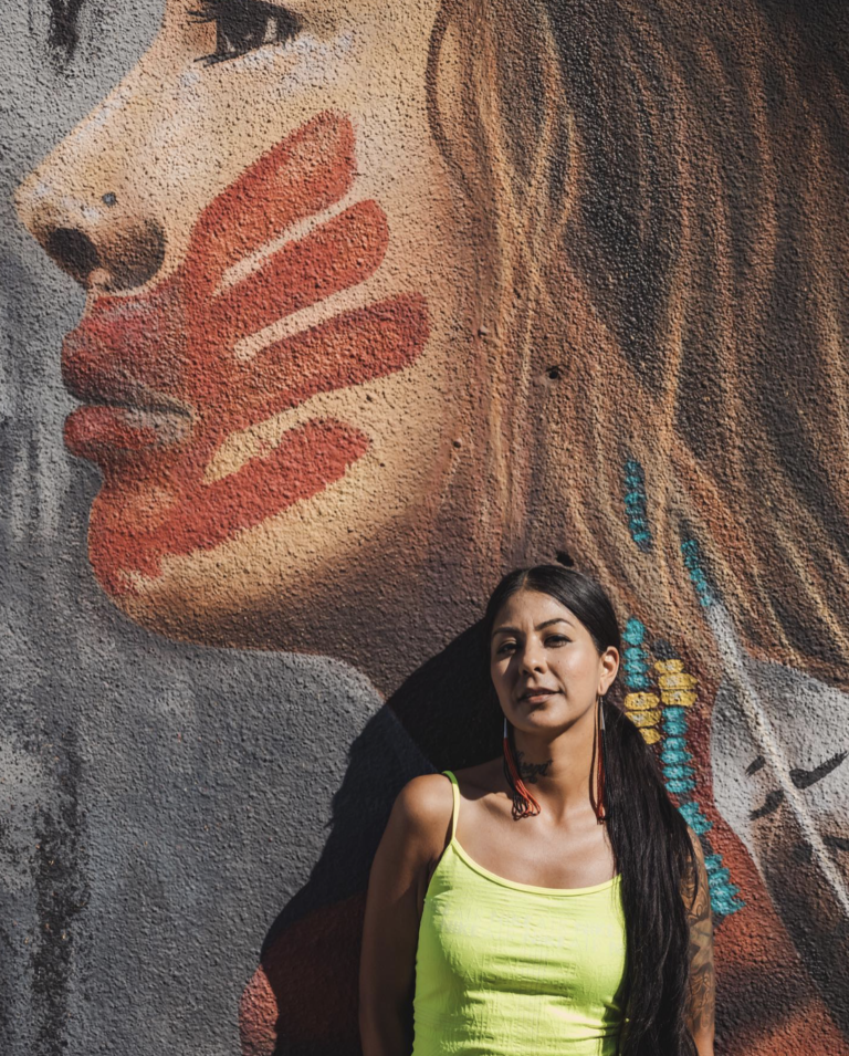 'La Morena', pintora chicana y aborigen, crea el boleto del Super Bowl ...