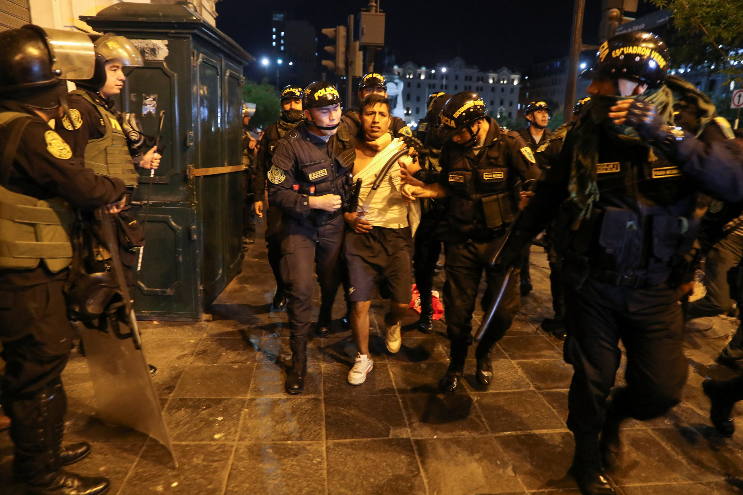 Miles van a las calles y exigen renuncia de Dina Boluarte en Perú ...