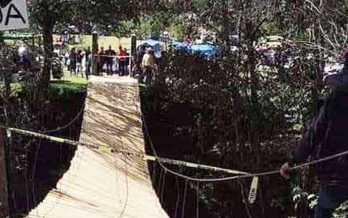 Colapsa puente colgante con turistas en Chiapas | Video | Aristegui ... Colapsa puente colgante con turistas en Chiapas | Video | Aristegui ...