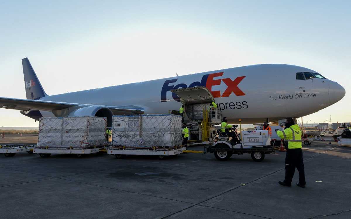 Es oficial: cierra AMLO el AICM para operaciones de carga | Aristegui Noticias