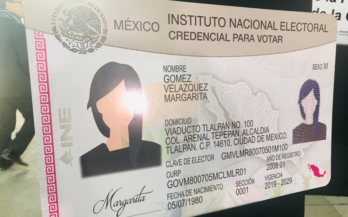 INE aprueba emitir credenciales para personas no binarias | Aristegui ...