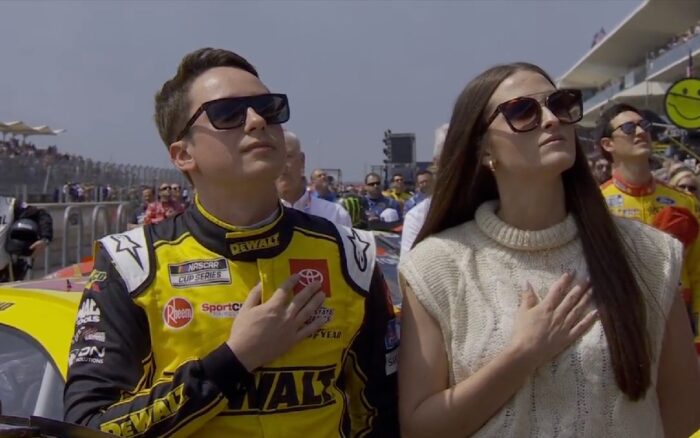 Jaime Camil se equivoca al cantar himno de EU y le llueven críticas ...