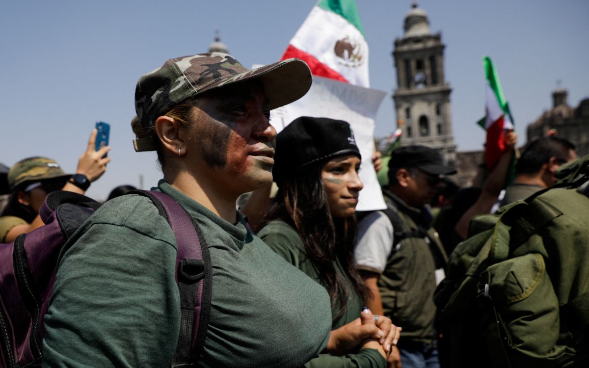Militares marchan apoyando a soldados detenidos tras masacre de ...
