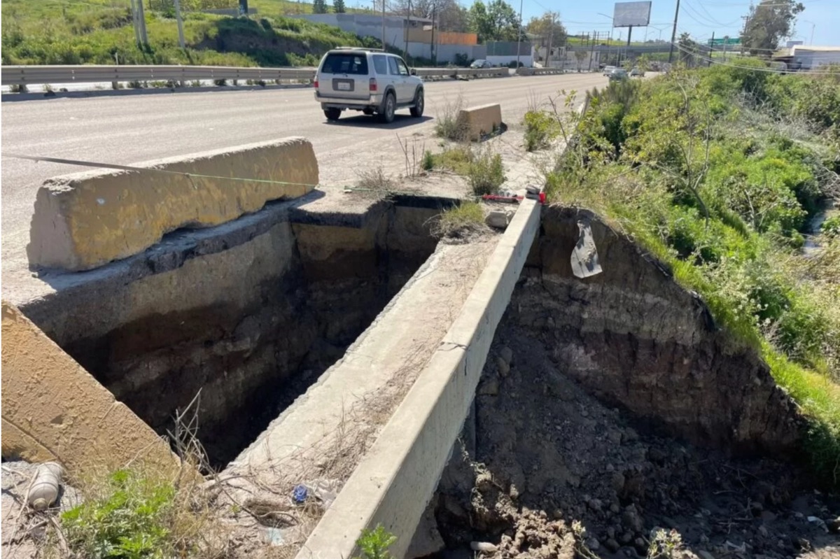 Socavón de 35 metros en costas de Tijuana genera caos en frontera norte | Aristegui Noticias