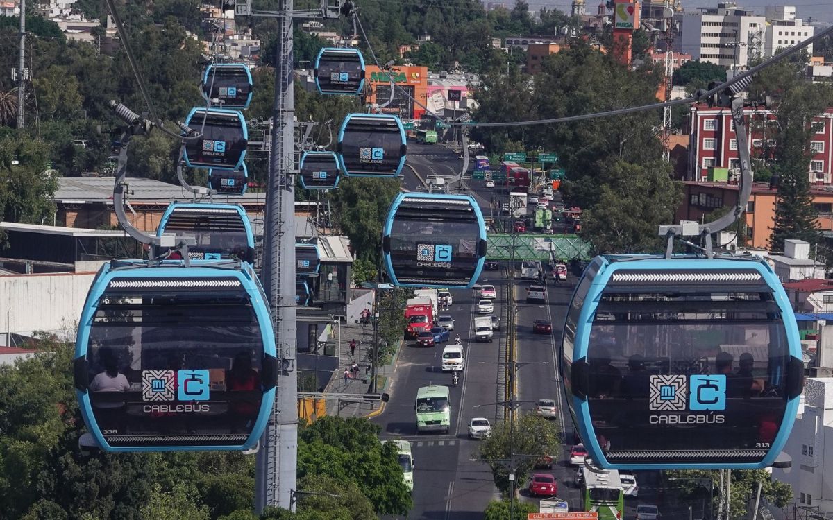 Transporte colectivo presume 'look' estilo Barbie | Aristegui Noticias