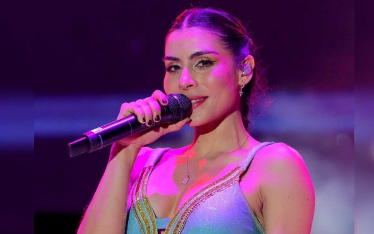 María León se equivocó al entonar el Himno Nacional | Video | Aristegui Noticias