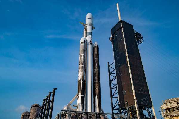 SpaceX lanza súper cohete con satélite de gran capacidad | Aristegui ...