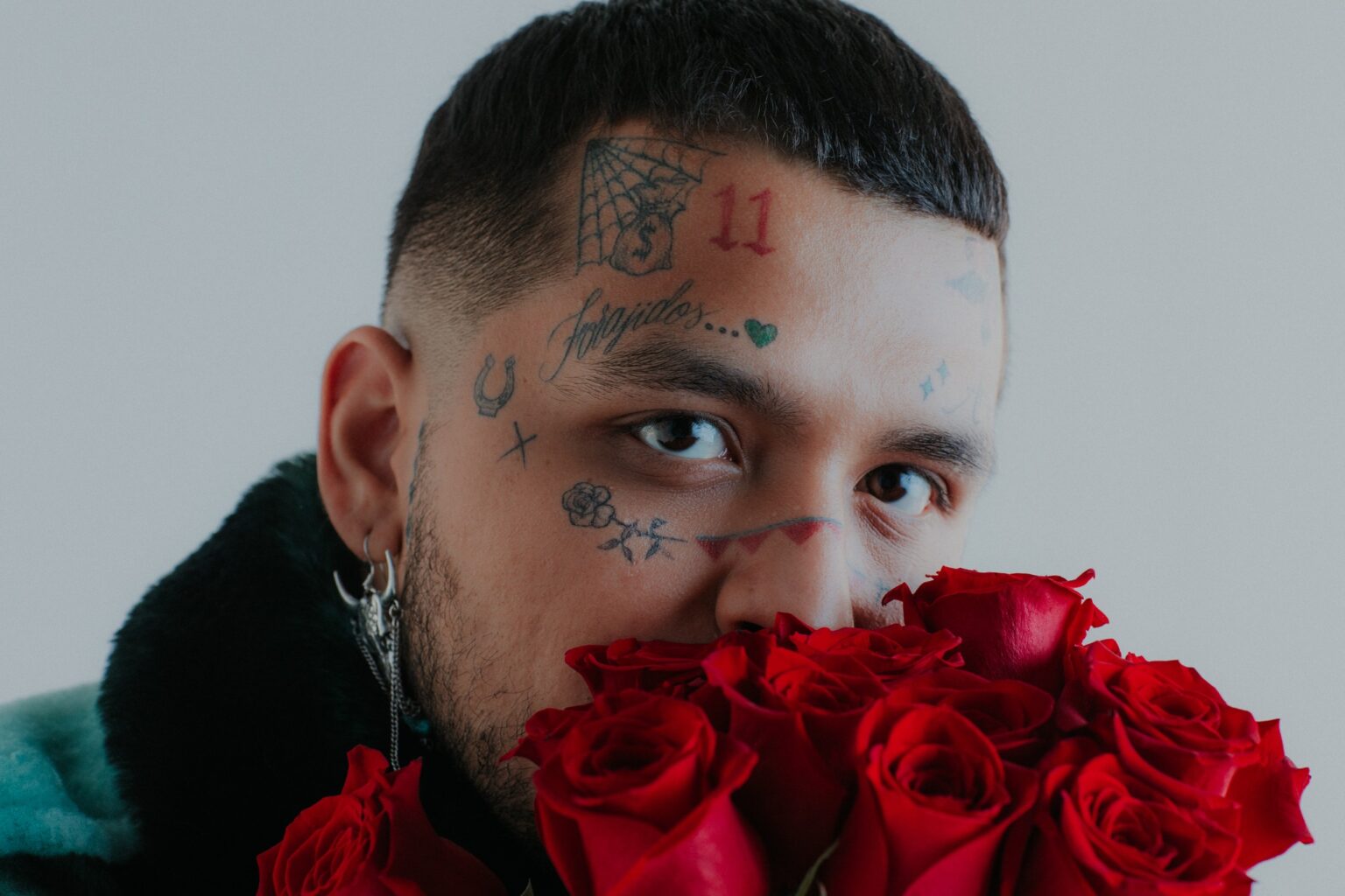 Christian Nodal comienza a quitarse tatuajes del rostro; 'es muy ... Christian Nodal comienza a quitarse tatuajes del rostro; 'es muy ...