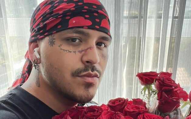 Christian Nodal comienza a quitarse tatuajes del rostro; 'es muy ... Christian Nodal comienza a quitarse tatuajes del rostro; 'es muy ...